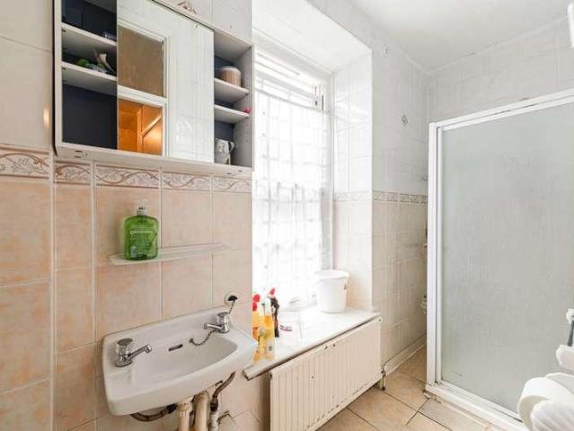 4 bed flat for sale
