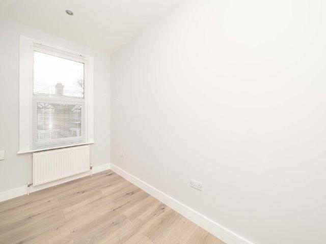 4 bed flat for sale