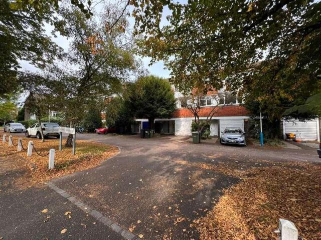 4 bed flat for sale