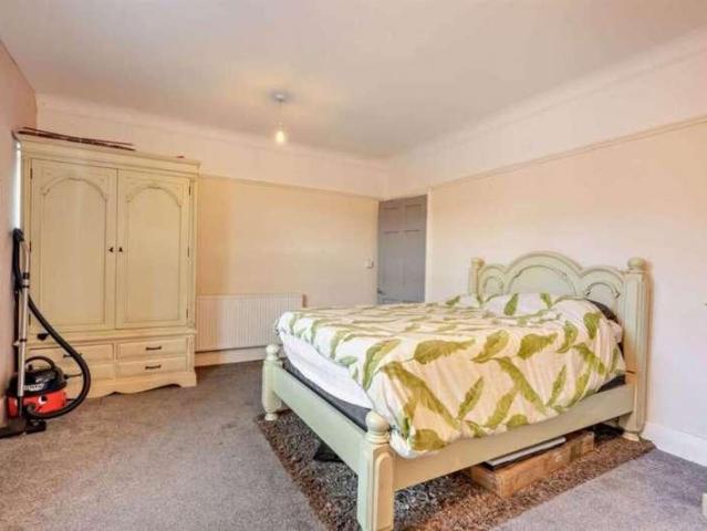 4 bed flat for sale