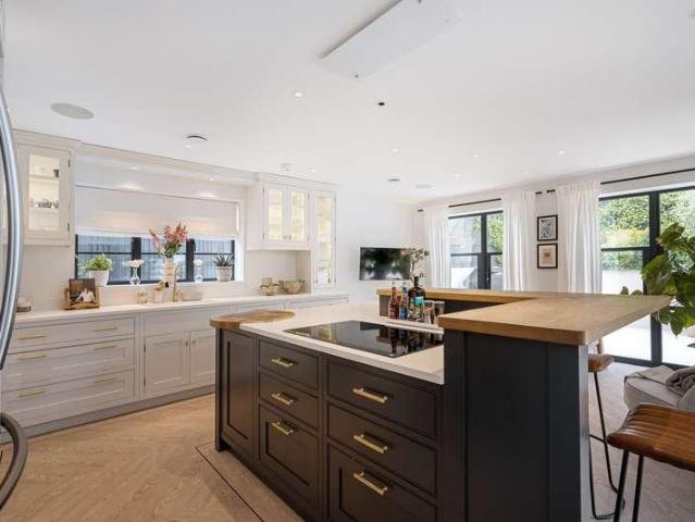 4 bed flat for sale