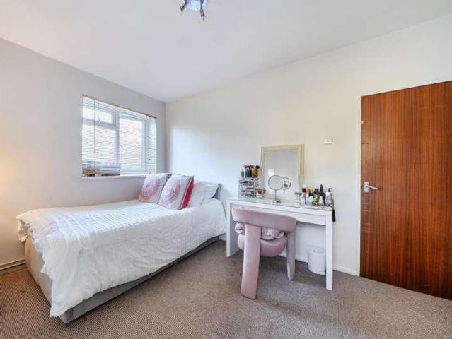 4 bed flat for sale