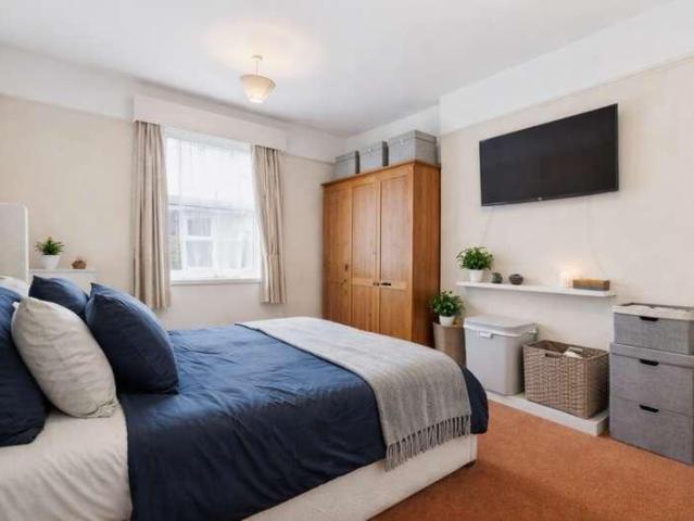 4 bed flat for sale