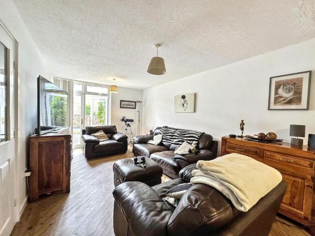 4 bed flat for sale