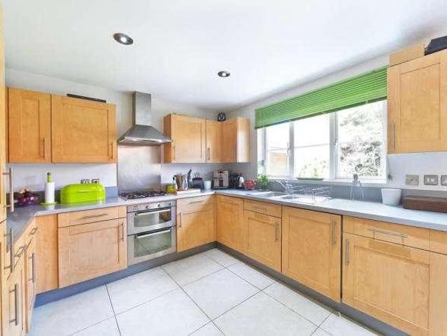 4 bed flat for sale