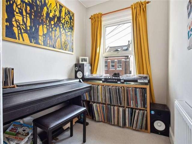 4 bed flat for sale