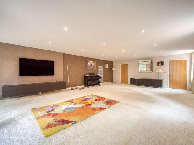 4 bed flat for sale