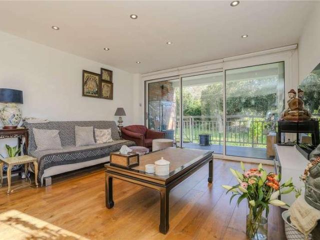 4 bed flat for sale