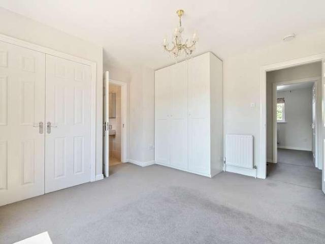 4 bed flat for sale