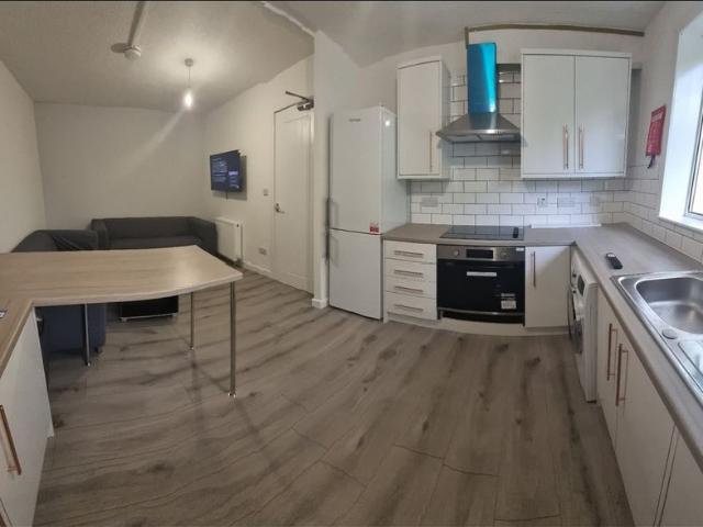 4 Bed Flat, Glebe Court, G4