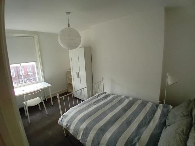 4 Bed Flat, Queenstown Road, SW8