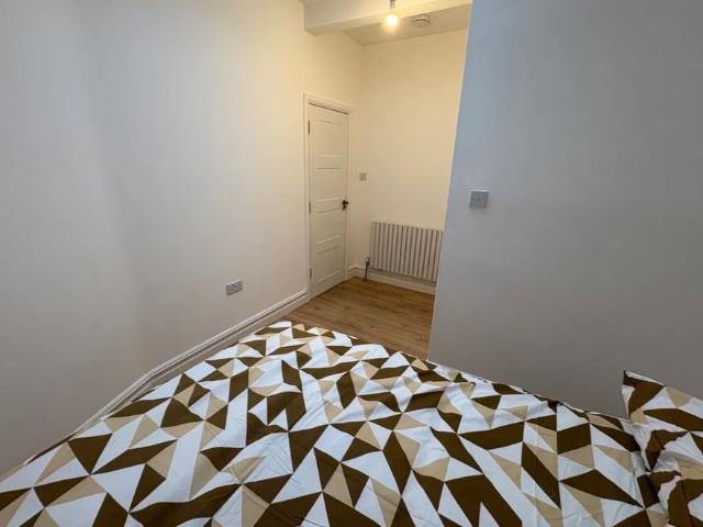 4 Bed Flat, Stoke Newington High St, N16