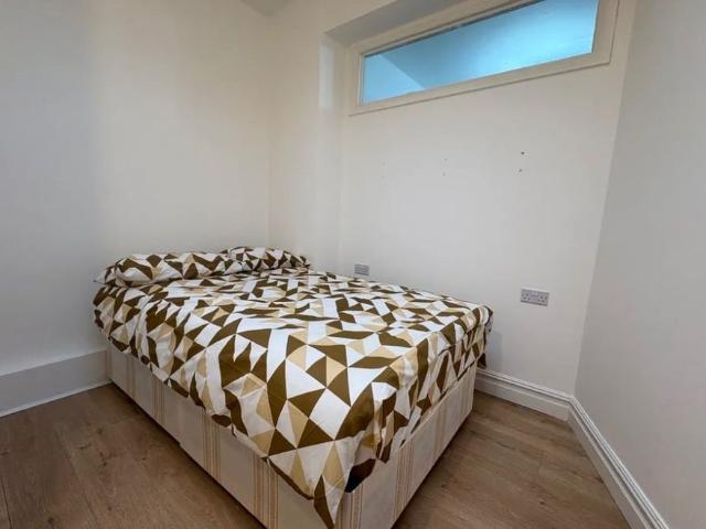 4 Bed Flat, Stoke Newington High St, N16