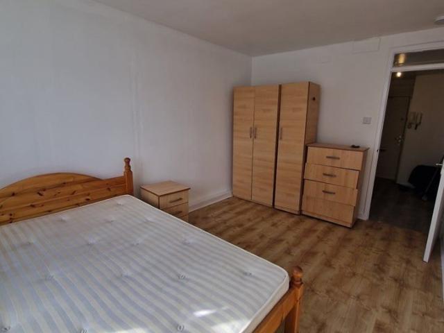 4 Bed Flat, Shepherds Court, W12