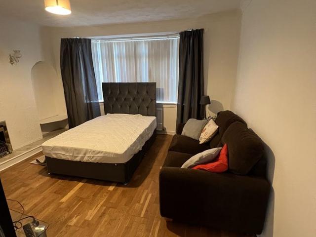 4 Bed Flat, Sighthill Loan, EH11