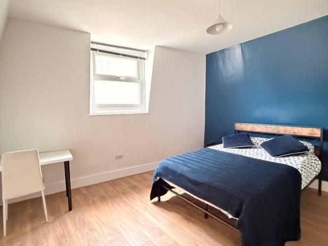 4 Bed Flat, The Pavement, SW4