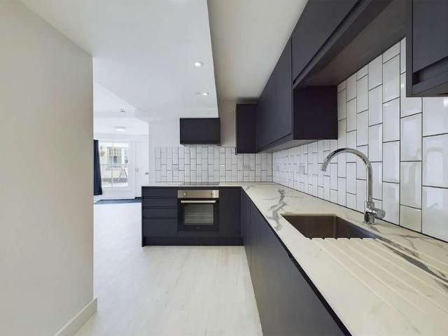 4 bed flat to rent