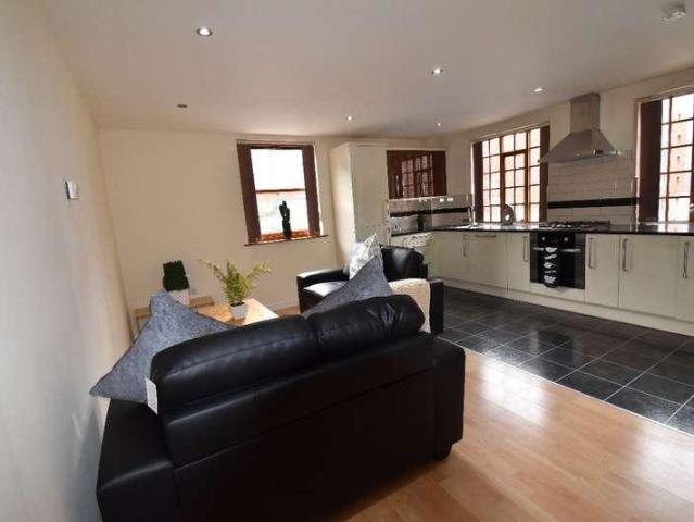 4 bed flat to rent