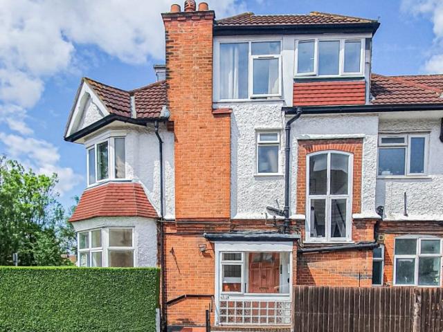 4 Bed Flat To Rent at Garrick Avenue, Golders Green