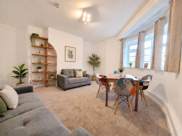 4 Bed Flat, Vaughan House, SW4