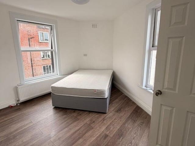4 Bed Flat, Well St, E9