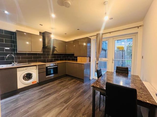 4 Bed Flat With Balcony & Patio Near Limehouse DLR