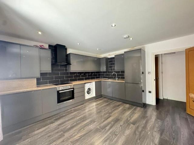 4 Bed Flat With Balcony/Garden Near Limehouse DLR