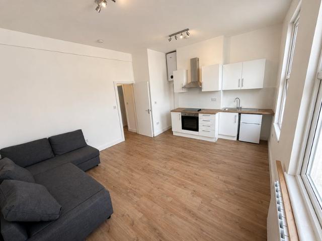 4 Bed Flat with Living Room 1 Min to Station