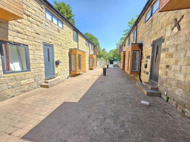4 bed house to rent in Cliff Oaks, Fawcett Lane, LS12