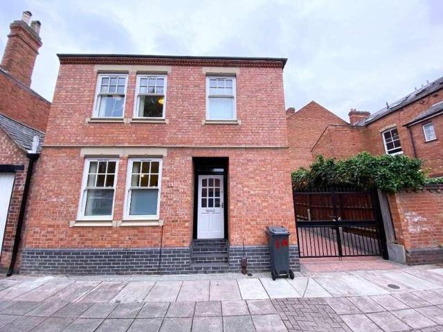 4 bed house to rent