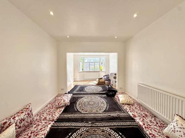 4 bed house to rent