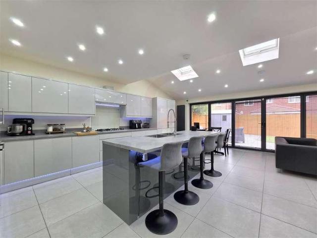 4 bed house to rent