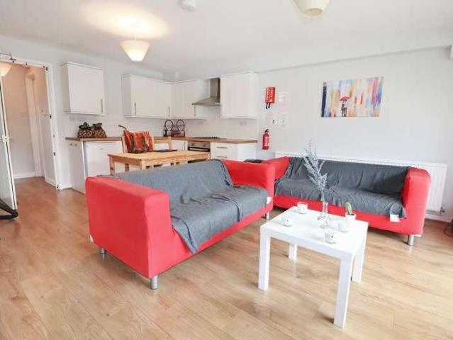 4 bed house to rent