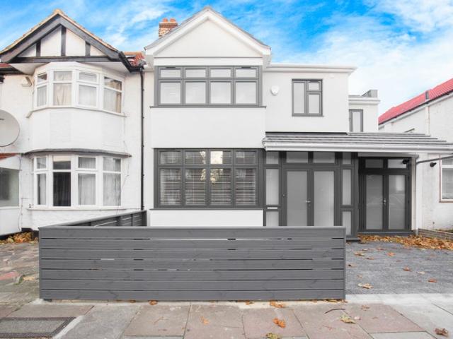 4 Bed House with Driveway & Garden – Dollis Hill