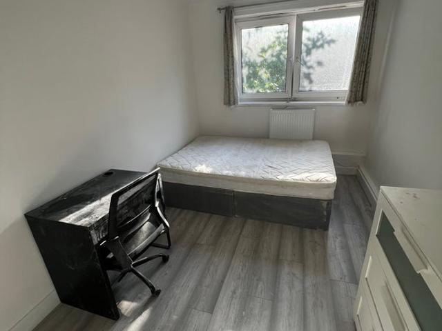 4 Bed house with private garden E1 5QN