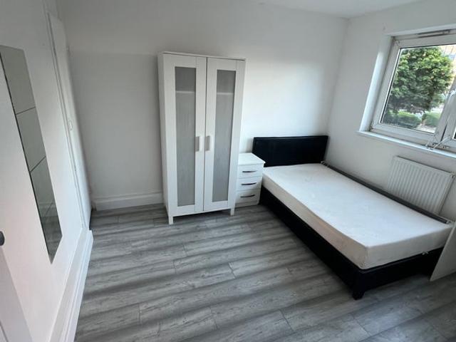 4 Bed house with private garden E1 5QN
