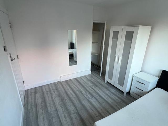 4 Bed house with private garden E1 5QN