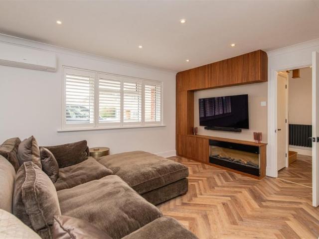 4 bed House Detached To Let