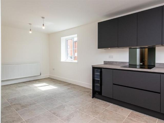 4 bed House Detached To Let