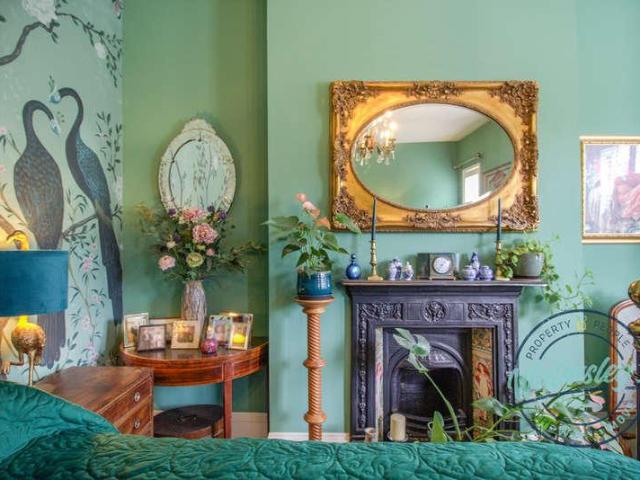 4 bed house for sale