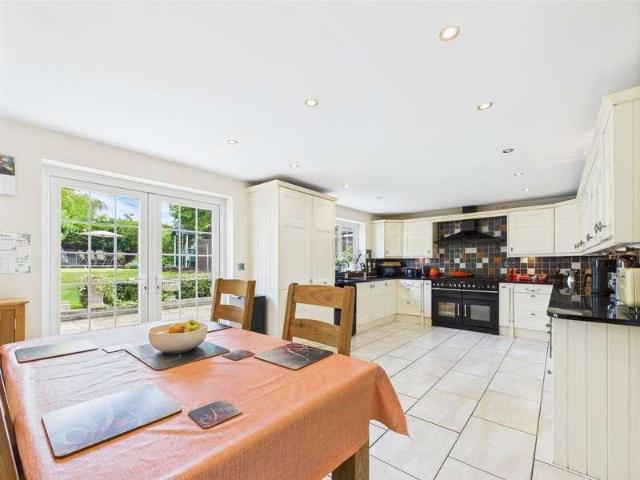 4 bed house for sale