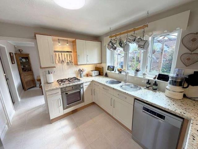 4 bed house for sale