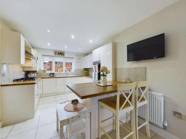 4 bed house for sale