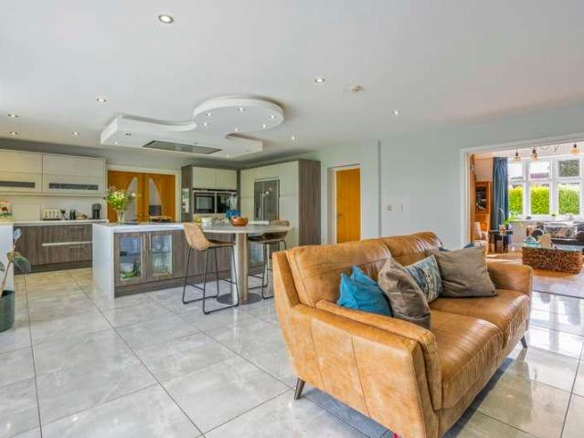 4 bed house for sale
