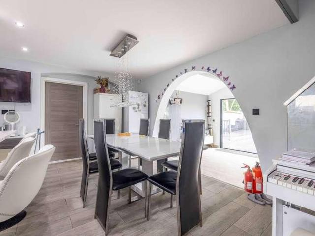 4 bed house for sale