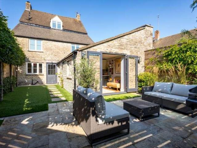 4 bed house for sale