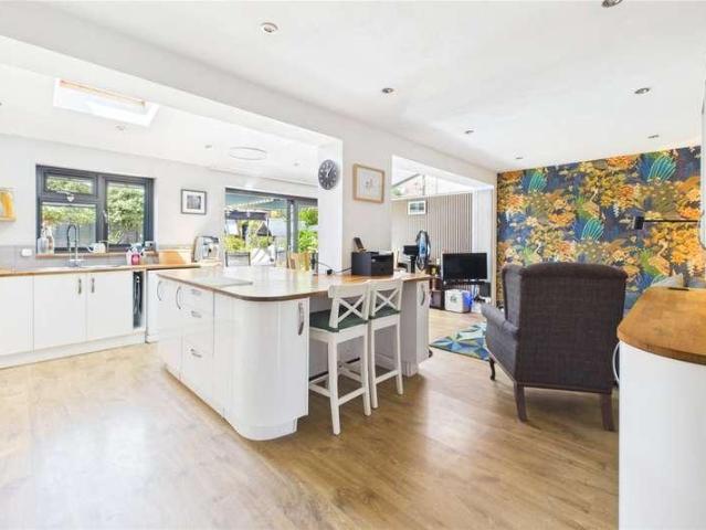 4 bed house for sale