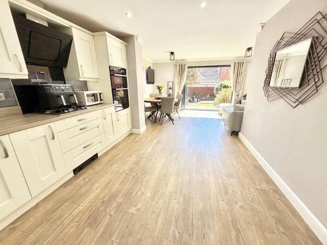 4 bed house for sale