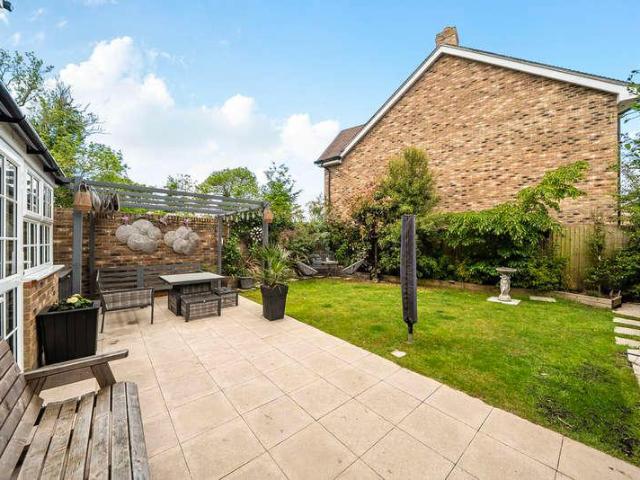 4 bed house for sale