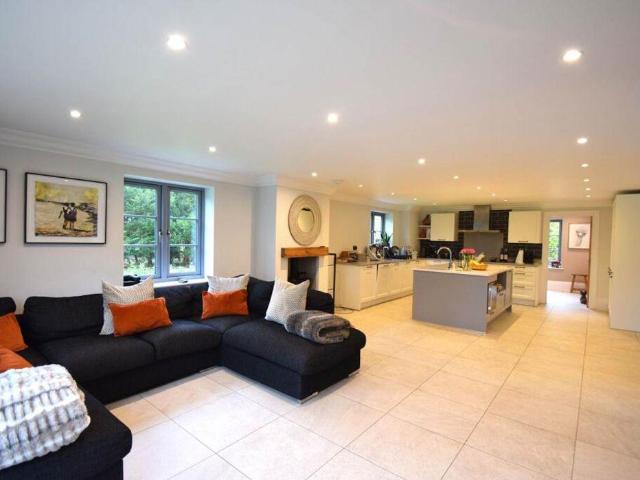 4 bed house for sale
